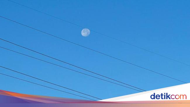Bingung Lihat Bulan di Siang Bolong? Ini Penjelasannya