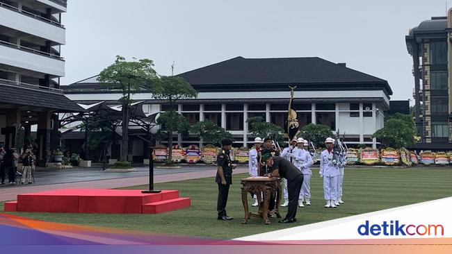 Sertijab KSAD, Jenderal Maruli Resmi Gantikan Jenderal Agus Subiyanto Sertijab KSAD, Jenderal Maruli Resmi Gantikan Jenderal Agus Subiyanto