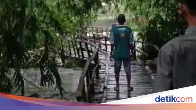 Jembatan di Bojonegoro Putus Diterjang Banjir Bandang