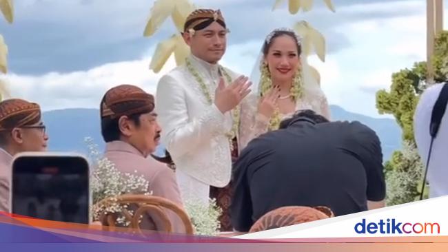 Beredar Foto Nikah BCL dan Tiko Aryawardhana, Senyum Sambil Pamer Cincin Beredar Foto Nikah BCL dan Tiko Aryawardhana, Senyum Sambil Pamer Cincin
