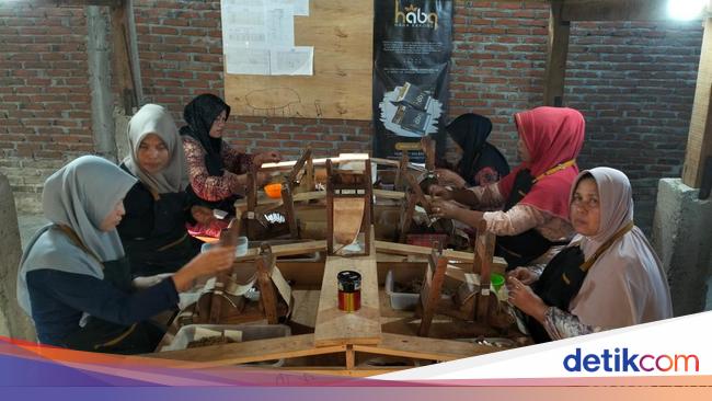 Perempuan Kretek Pelinting Tembakau Aroma Khas Aceh