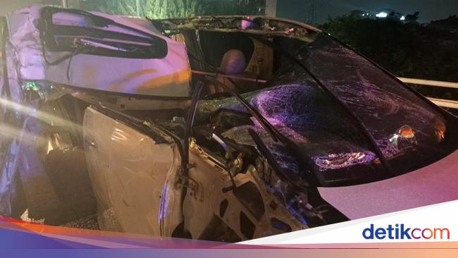 Penampakan Vellfire 'Maut' Ringsek Usai Tabrak Truk di Tol Slipi
