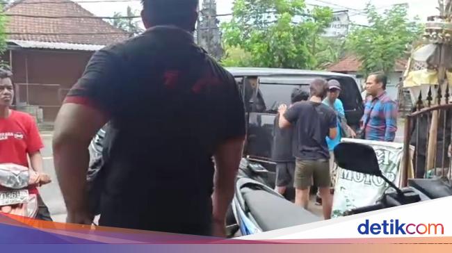 4 Pria Diduga Perusak Baliho Ganjar-Mahfud di Bali Ditangkap! 4 Pria Diduga Perusak Baliho Ganjar-Mahfud di Bali Ditangkap!