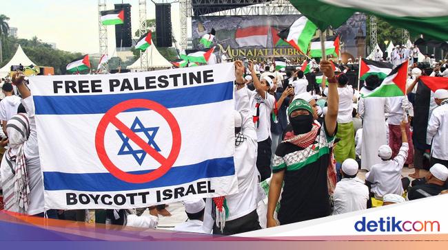 Poster Dukungan untuk Palestina Warnai Munajat Kubro di Monas