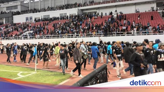 Momen Suporter Masuk Lapangan Saat Menit Akhir PSIS Vs PSS di Semarang Momen Suporter Masuk Lapangan Saat Menit Akhir PSIS Vs PSS di Semarang