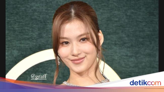 7 Gaya Sana TWICE Jadi Brand Ambassador Graff Pakai Perhiasan Rp 517 M