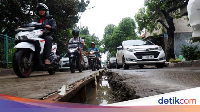 Hati Hati Ada Lubang Di Proyek Perbaikan Jalan Marsekal Suryadarma