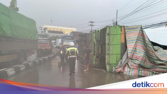Truk di Lamongan Selip dan Oleng Lalu Tabrak Warkop-Kios Rokok