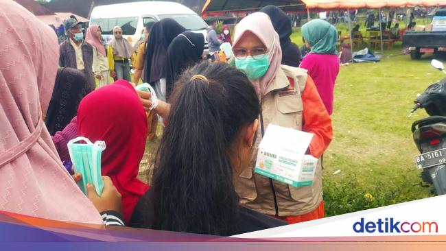 Andre Rosiade Bagikan 10.000 Masker untuk Warga di Sekitar Gunung Marapi Andre Rosiade Bagikan 10.000 Masker untuk Warga di Sekitar Gunung Marapi