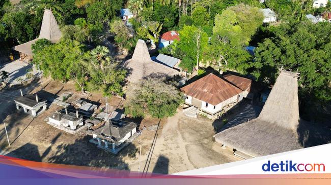Berkunjung ke Kampung Adat Raja Prailiu