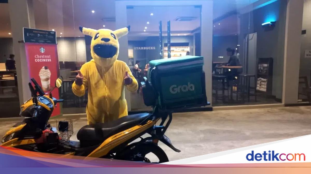 Kocak! Driver Ojol Ini Pakai Kostum Pikachu untuk Antar Makanan