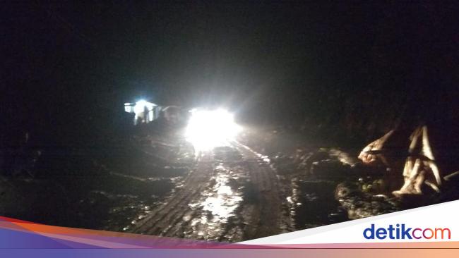 Jalan Poros Sinjai-Malino Kembali Normal Usai 15 Jam Tertutup Longsor Jalan Poros Sinjai-Malino Kembali Normal Usai 15 Jam Tertutup Longsor
