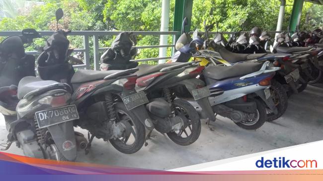 100 Motor Lebih Ditinggal Bertahun-tahun di Parkiran Bandara Ngurah Rai 100 Motor Lebih Ditinggal Bertahun-tahun di Parkiran Bandara Ngurah Rai