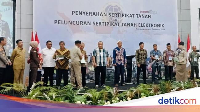 BPN Babel Bagikan 200 Sertifikat Tanah, Kejar Target Akhir Tahun BPN Babel Bagikan 200 Sertifikat Tanah, Kejar Target Akhir Tahun