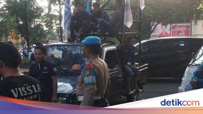 Demo Mahasiswa di Jalan Hertasning Makassar, Lalin Macet 1 Km