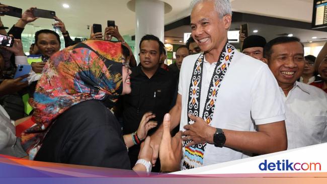 Tiba di Balikpapan, Ganjar Dipakaikan Kalung Motif Dayak oleh Relawan Tiba di Balikpapan, Ganjar Dipakaikan Kalung Motif Dayak oleh Relawan