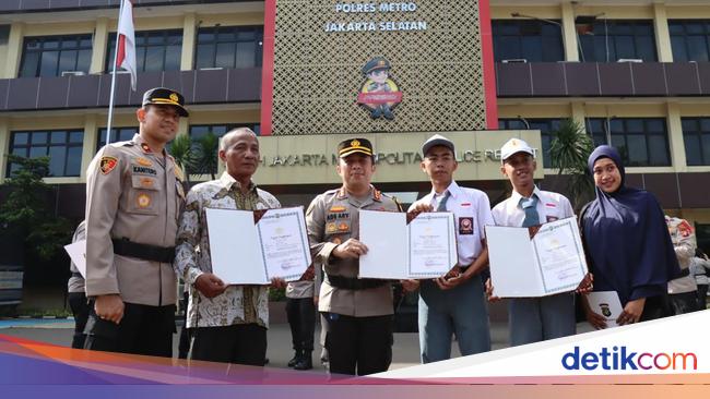 Kapolres Jaksel Beri Penghargaan 2 Siswa yang Bantu Tangkap Pelaku Curanmor Kapolres Jaksel Beri Penghargaan 2 Siswa yang Bantu Tangkap Pelaku Curanmor