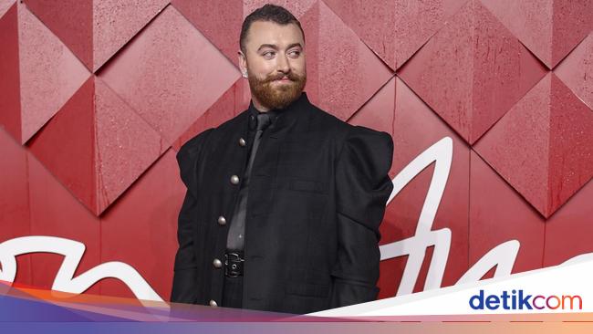 Sam Smith Terima Penghargaan Cultural Innovator, Gaun Dramatis Menemani