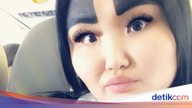 8 Foto Wanita Dulu Viral Punya Alis Terbesar di Dunia, Kini Tampil Normal