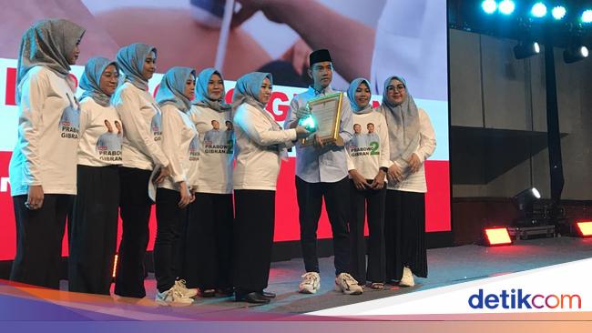 Terima Dukungan Perdana, Gibran Janji Kuatkan Perlindungan Perempuan-Anak Terima Dukungan Perdana, Gibran Janji Kuatkan Perlindungan Perempuan-Anak