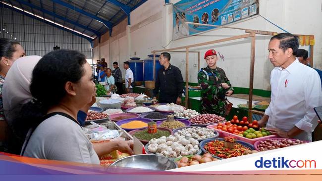Jokowi Kunjungi Pasar Oebobo NTT, Cek Harga Kebutuhan Pokok