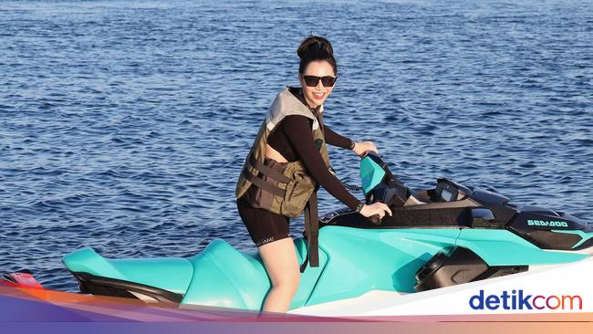 6 Potret Lisa Oktaviani Main Jetski