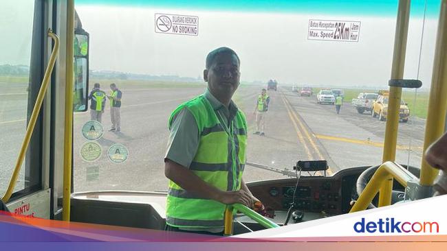 Eks Wabup Blitar dalam Pesawat Pelita Air yang 'Diancam Bom' Eks Wabup Blitar dalam Pesawat Pelita Air yang 'Diancam Bom'
