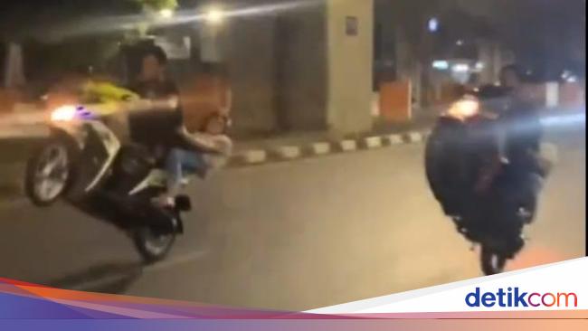 Heboh Aksi Freestyle Dua Pemotor Berboncengan di Makassar, Polisi Selidiki