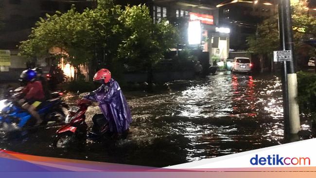 Puluhan Motor Mogok Imbas Genangan Setinggi Betis di Jl Ciliwung Surabaya