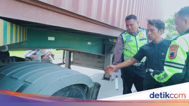 Tragis, Emak-emak Tewas Terlindas Truk Kontainer di Jalan Pakis-Daleman ... Tragis, Emak-emak Tewas Terlindas Truk Kontainer di Jalan Pakis-Daleman ...