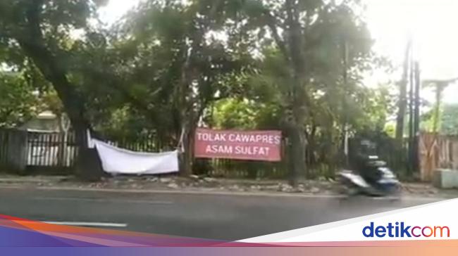 Viral Spanduk Tolak Cawapres Asam Sulfat, TKD Prabowo-Gibran: Provokatif Viral Spanduk Tolak Cawapres Asam Sulfat, TKD Prabowo-Gibran: Provokatif