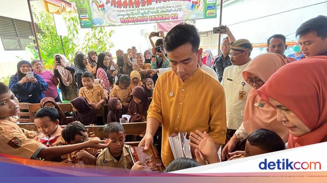 Gibran Bagikan Susu dan Buku Bergambar Jan Ethes di SD Gurawan Solo Gibran Bagikan Susu dan Buku Bergambar Jan Ethes di SD Gurawan Solo