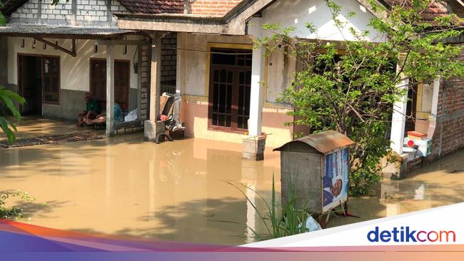 Puluhan Rumah di Gresik Selatan Terendam Banjir Imbas Meluapnya Kali Lamong