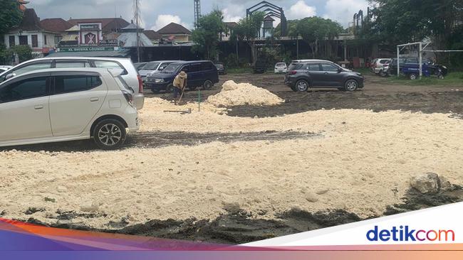Duh, Tempat Parkir Lapangan Ubud Becek Bikin Baju Turis Kotor