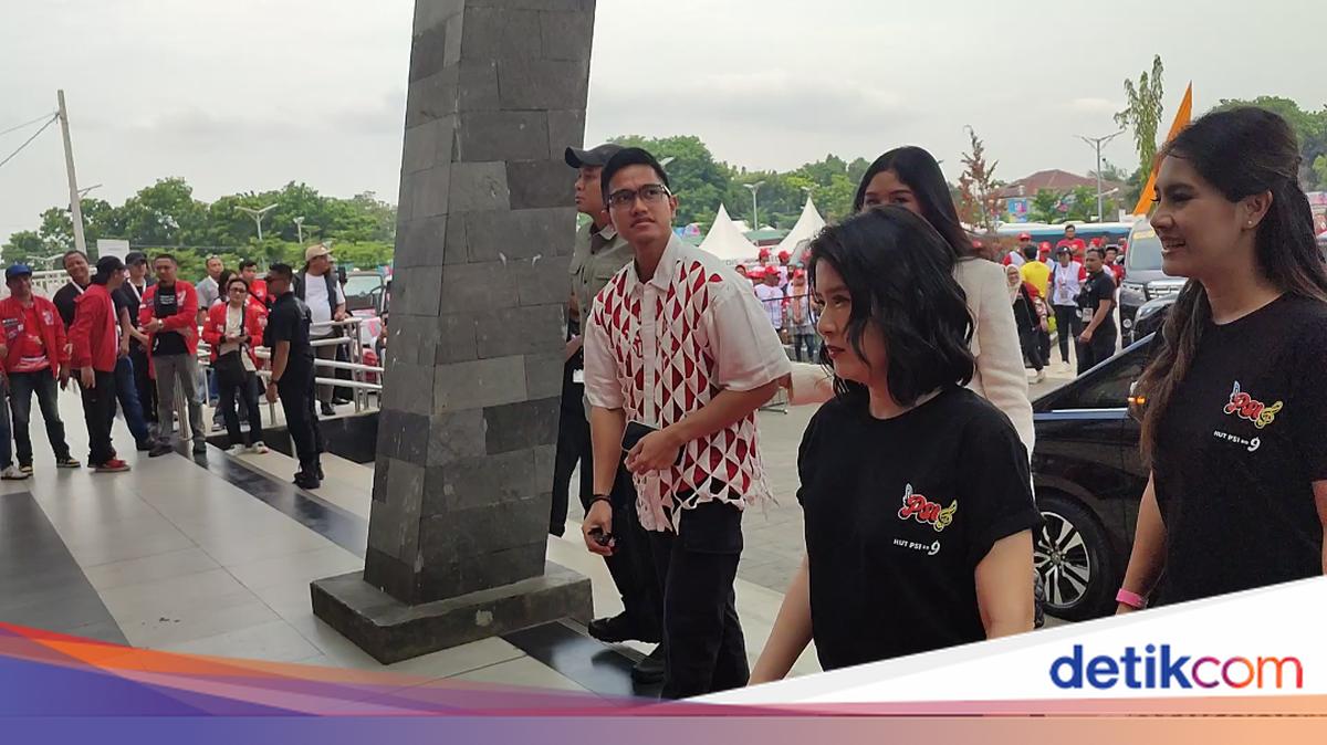 Kompak Pakai Baju Merah Putih, Kaesang-Erina Tiba di Lokasi HUT PSI
