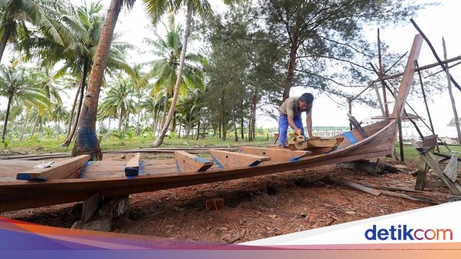 Melihat Pembuatan Kapal Pompong di Natuna