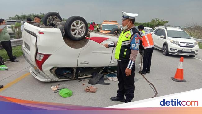 Xenia Terbalik di Tol Jombang gegara Pecah Ban, 2 Penumpang Luka
