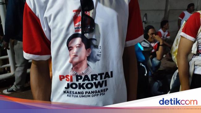 Tentang Kaus dan Spanduk 'Partai Jokowi' Saat HUT PSI