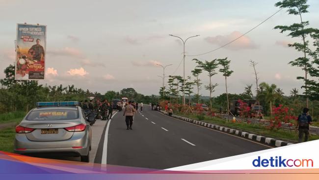 Polisi Sekat Bypass Mandalika Buntut 2 Kampung Bentrok di Lombok Tengah Polisi Sekat Bypass Mandalika Buntut 2 Kampung Bentrok di Lombok Tengah
