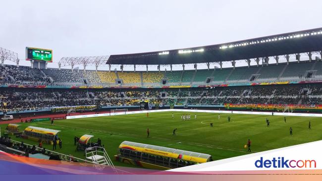 Pertandingan Persebaya Vs Persija di Stadion GBT Sepi Penonton