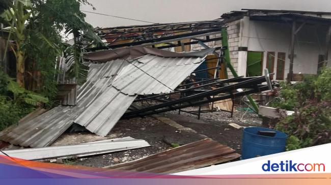 Puluhan Rumah di Gresik Rusak Diterjang Angin Puting Beliung Puluhan Rumah di Gresik Rusak Diterjang Angin Puting Beliung