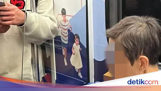 Makan di LRT Berasa 'Piknik', Pria Ini Bikin Heboh! Makan di LRT Berasa 'Piknik', Pria Ini Bikin Heboh!