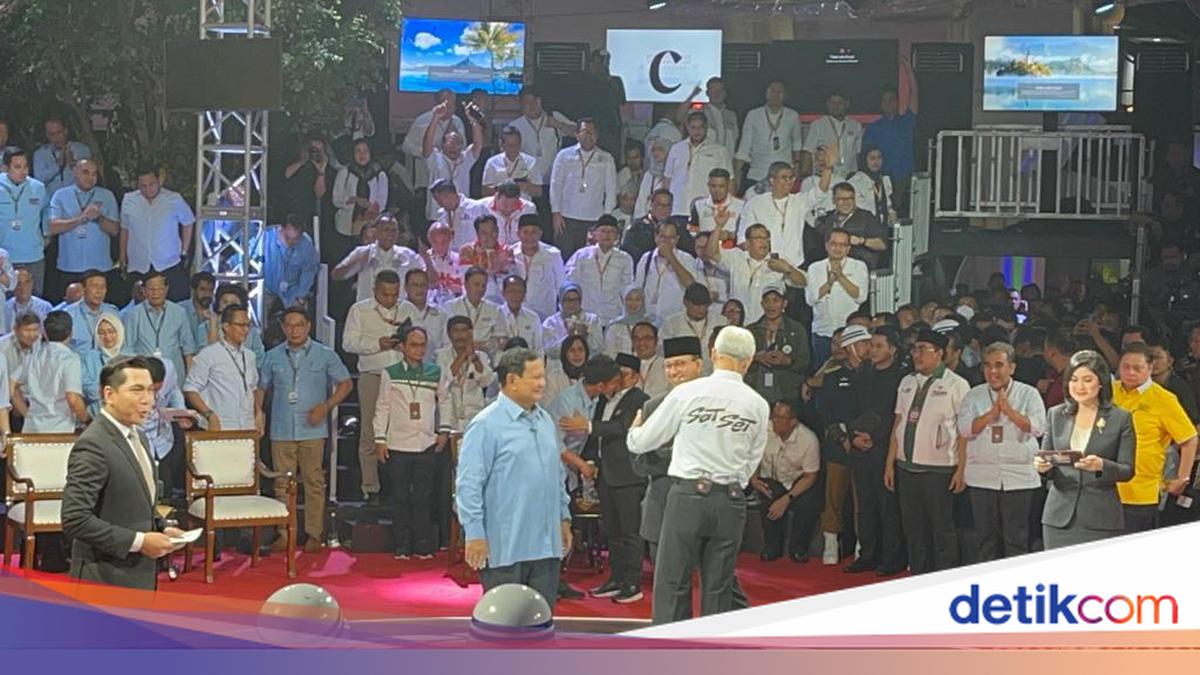 Debat Capres Perdana Selesai, Anies-Prabowo-Ganjar Saling Berpelukan