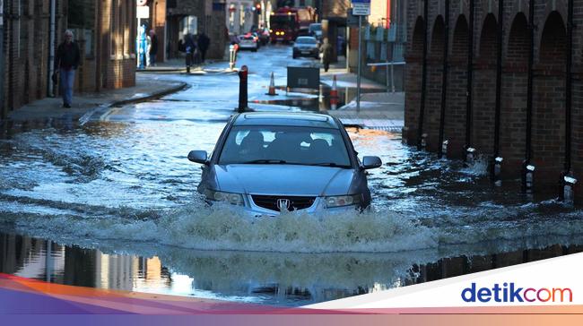 Hujan Deras dan Sungai Meluap Bikin Jalan Raya di Inggris Banjir