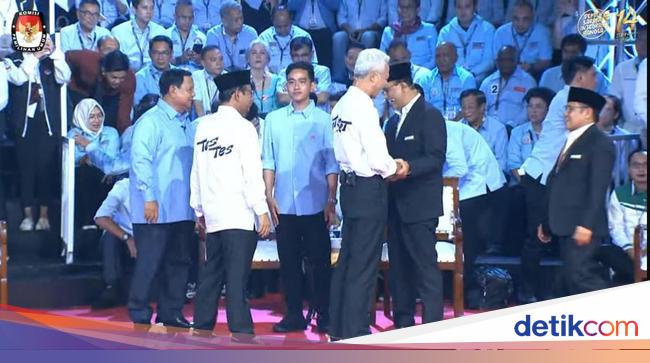 Saling Salaman Anies-Prabowo-Ganjar di Debat Perdana Pilpres 2024
