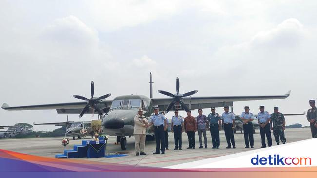 Prabowo Serahkan 5 Unit Pesawat NC212i ke TNI AU