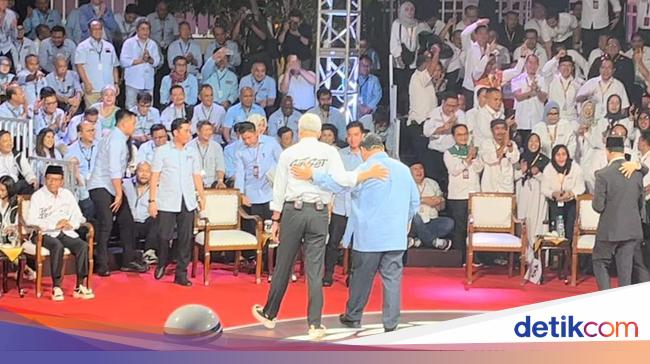 Momen Prabowo dan Ganjar Berangkulan saat Istirahat Debat Capres