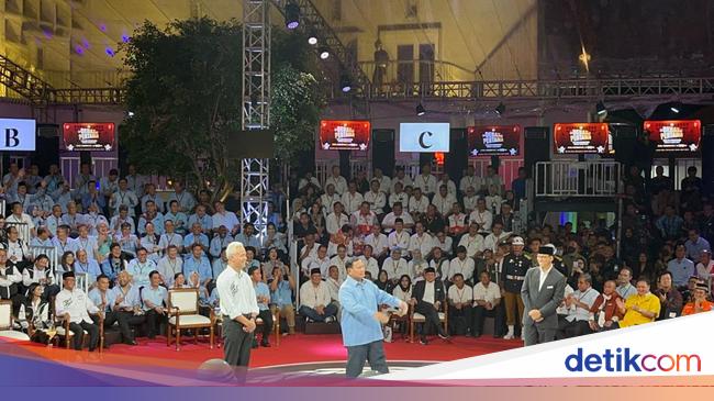 Tanggapi Anies soal Penguatan Demokrasi, Prabowo Joget dan Melet-melet