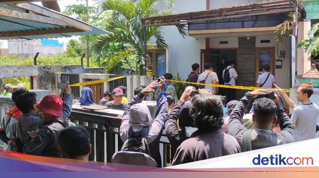 Guru SD Diduga Bunuh Diri Bersama Keluarga, Mulut Istri dan Anak Berbusa