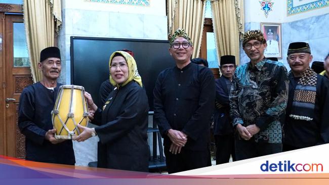 Lestarikan Silat, Bupati Serang Beri Bantuan Gendang ke 20 Paguron